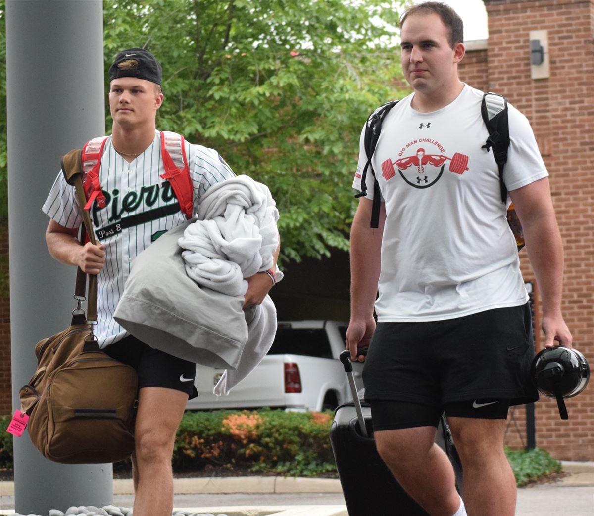Sights and Sounds: Ohio State players file into team hotel to start ...