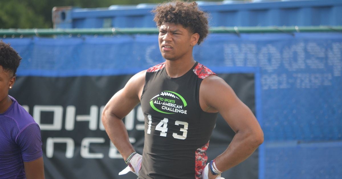 TE Elijah Arroyo locked in with the Hurricanes