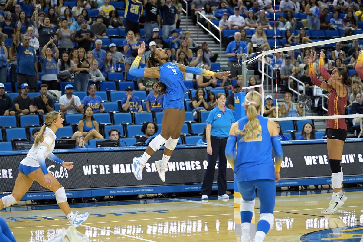 Photo Gallery: Women's Volleyball sweeps USC in Crosstown Showdown