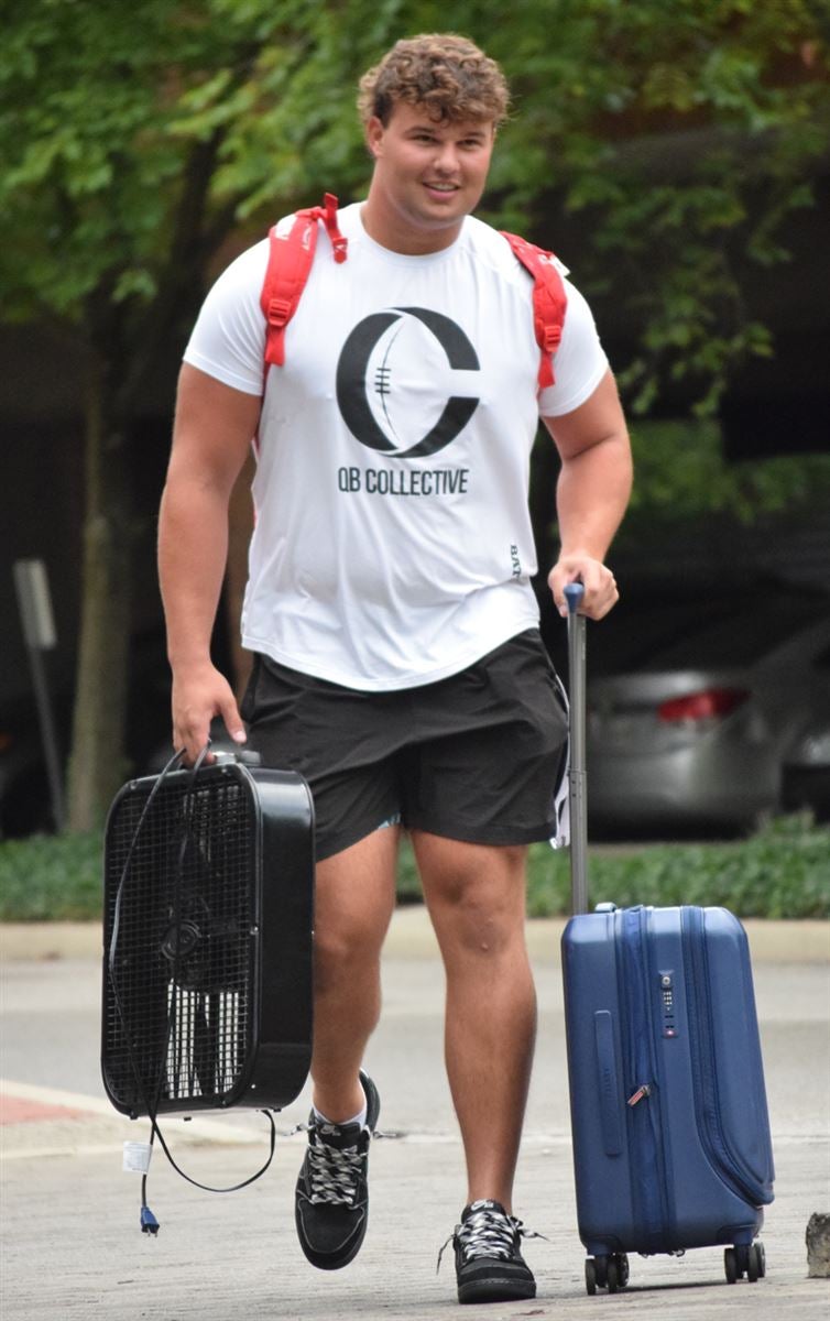 Sights and Sounds: Ohio State players file into team hotel to start ...