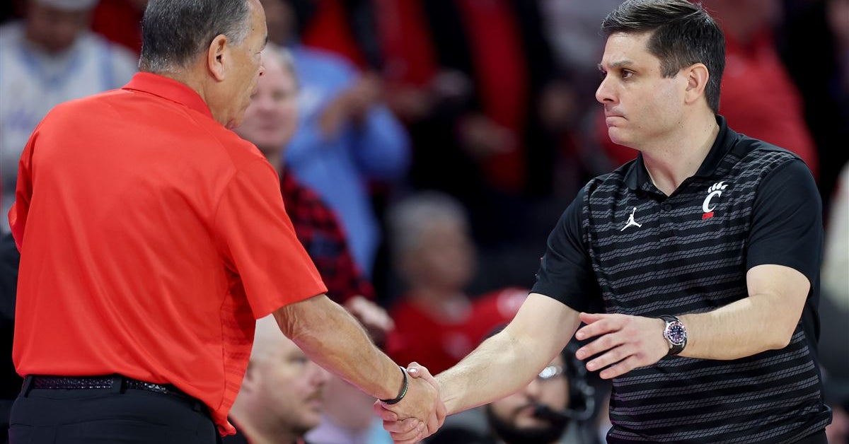 Houston Dismantles Cincinnati 76-54