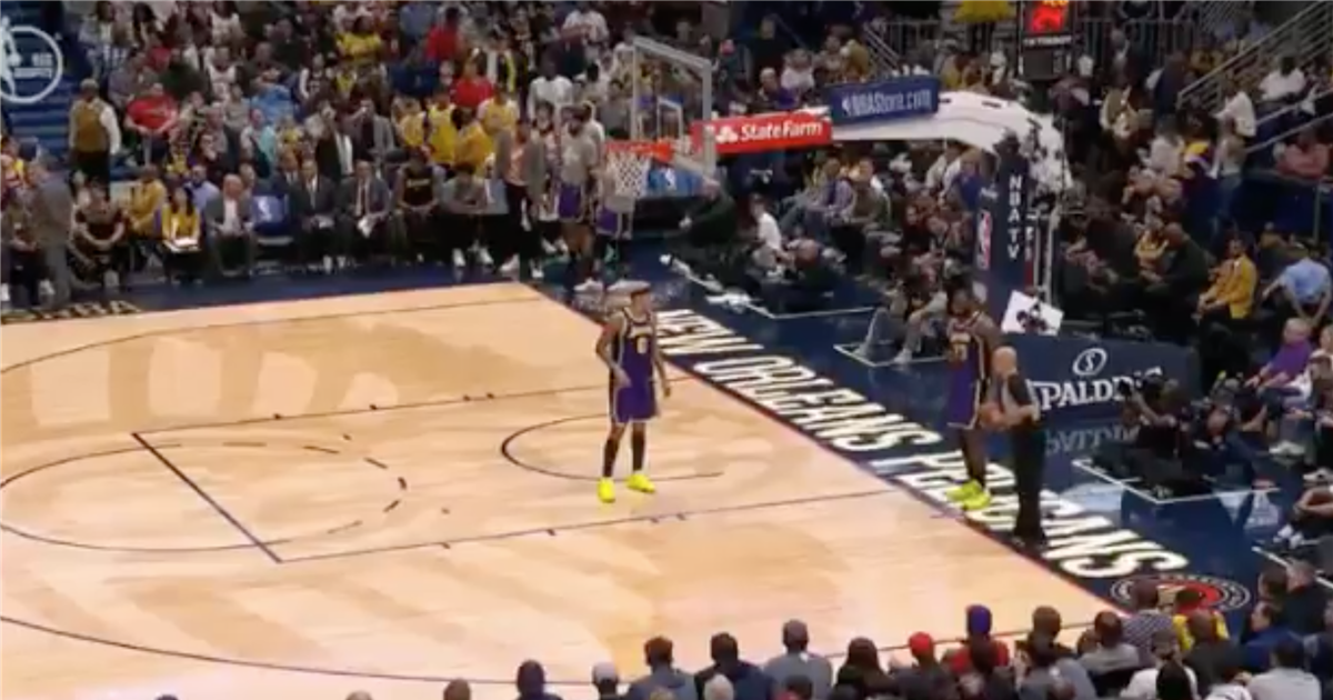 LeBron James has brain lapse on inbound play in 4th quarter