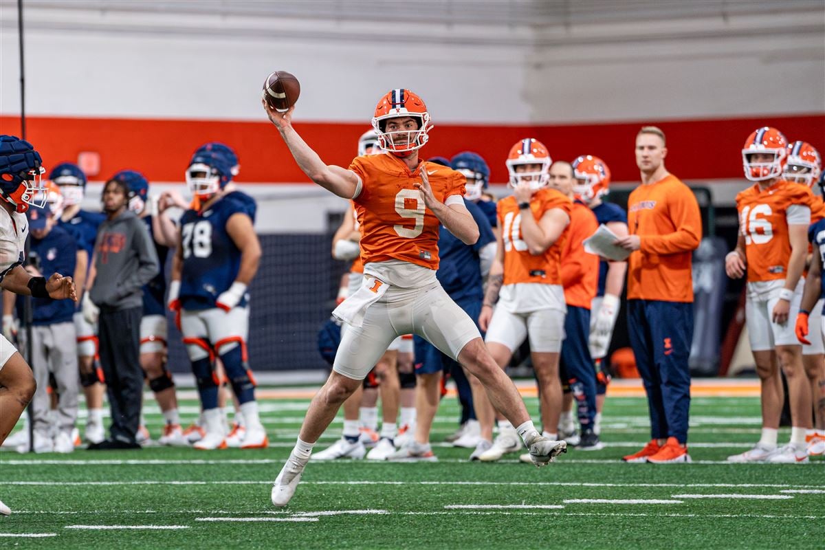 Notebook: Illini QBs impress in scrimmage; filling the Williams void in ...