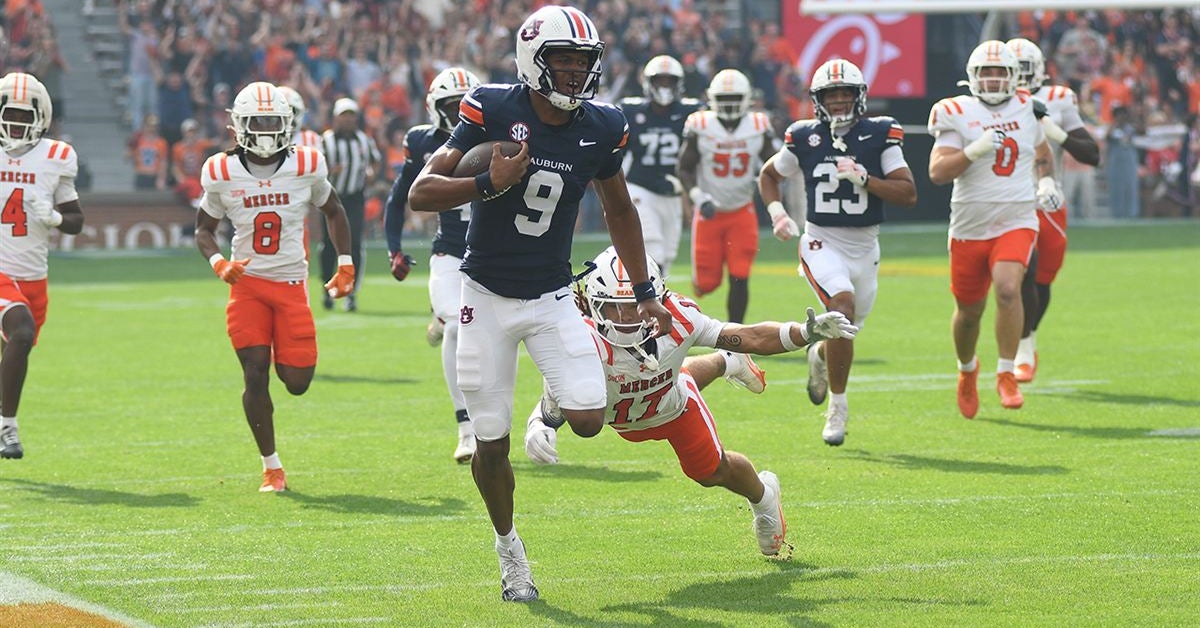 Knight impresses coaches, teammates in record-setting first start