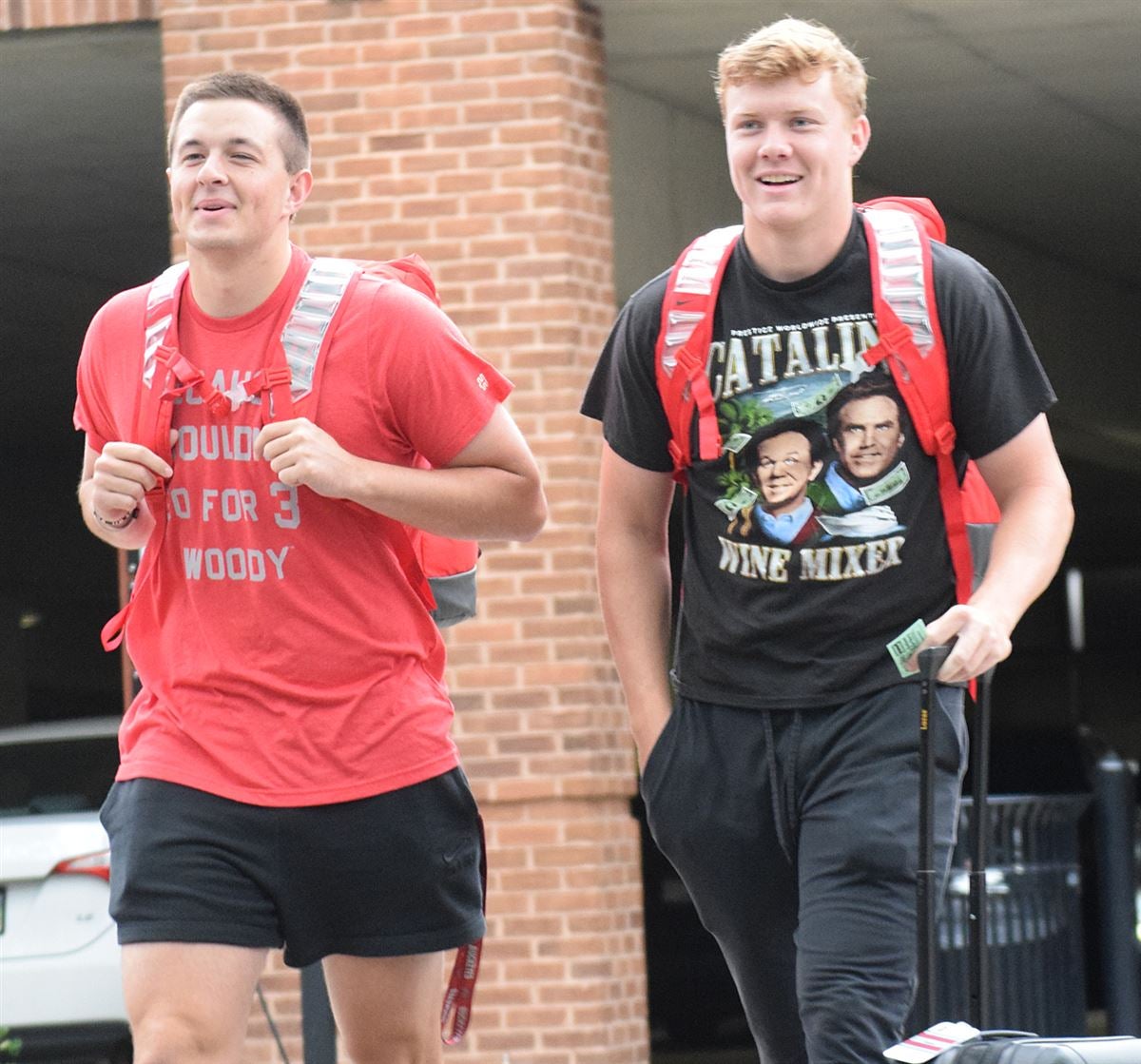Sights and Sounds: Ohio State players file into team hotel to start ...