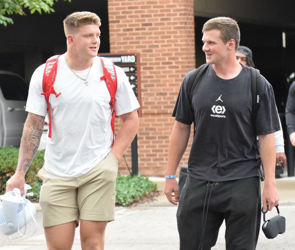 Sights and Sounds: Ohio State players file into team hotel to start ...