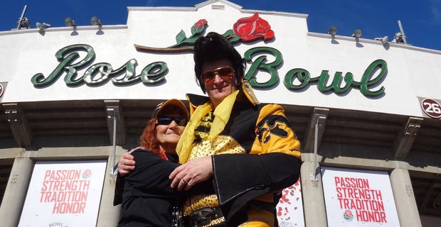 Iowa Hawkeye Icon 'Hawkeye Elvis' officially retiring from his ...