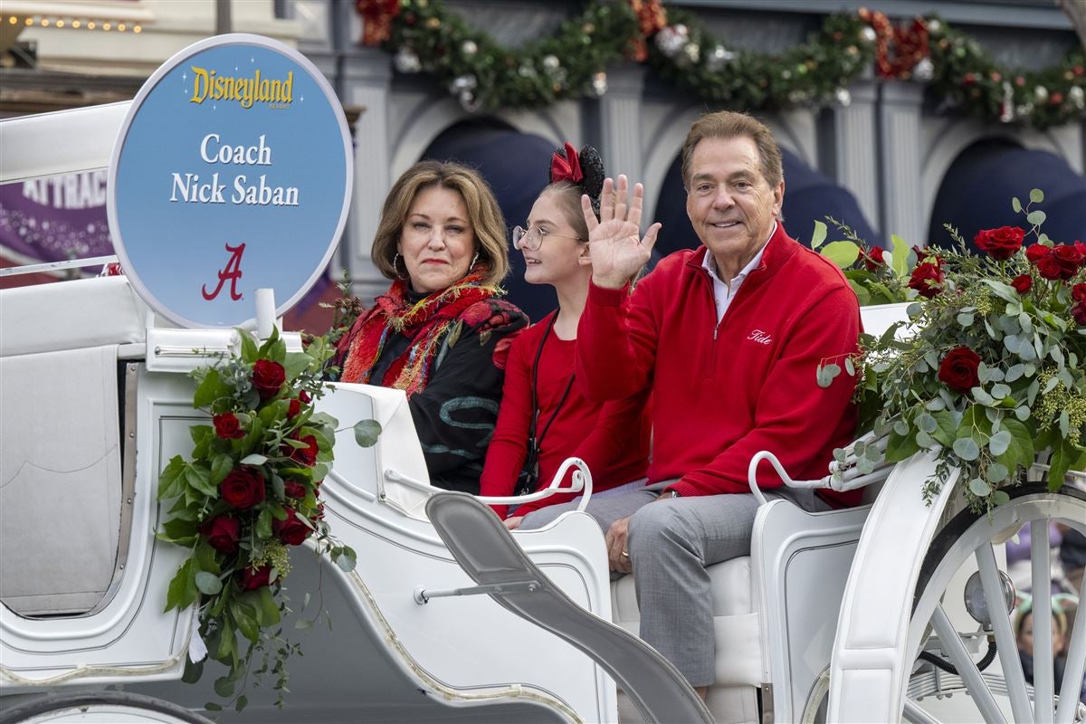 PHOTOS: Alabama and Michigan visit Disneyland before CFP national ...