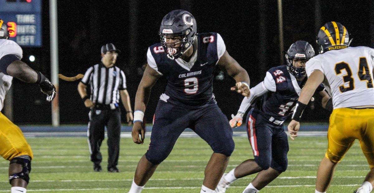 Versatile defensive lineman Elijah Roberts signs with Miami