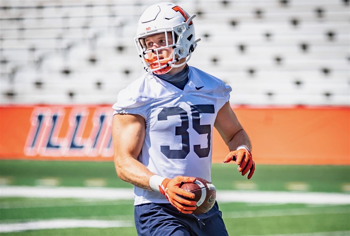 Man in the middle: Jake Hansen ready to lead Illini defense