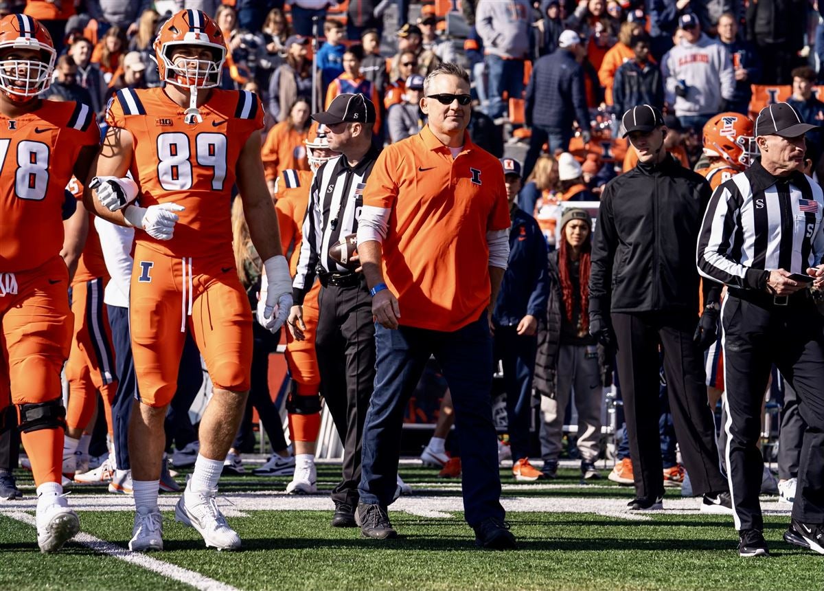 Illini great, former Loyola coach John Holecek high on Illini staff ...