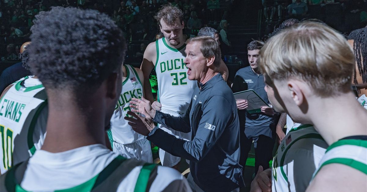 Photos from Oregon's narrow win over Hawaii on opening night