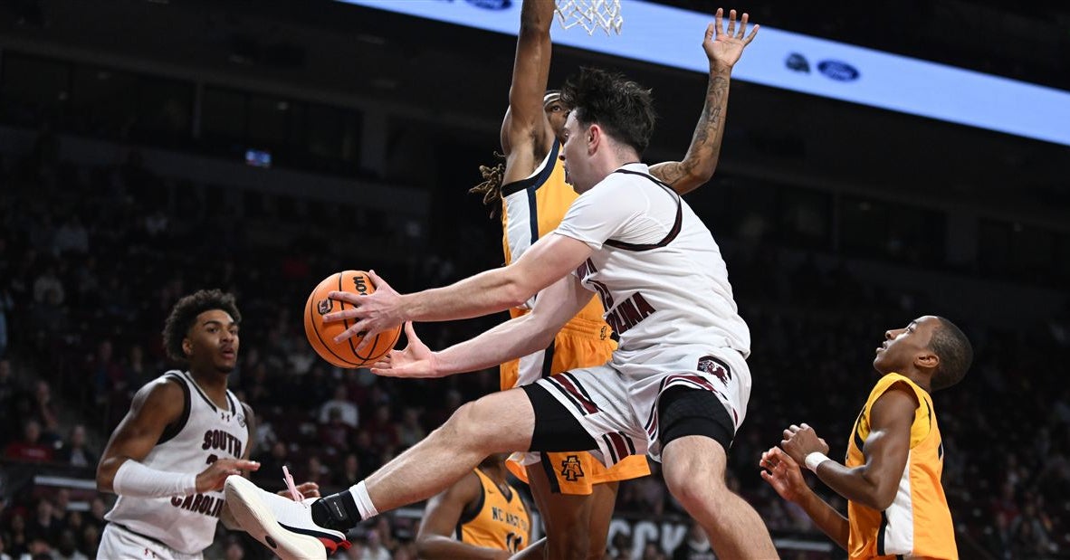 Gamecocks share basketball at high rate in season-opener