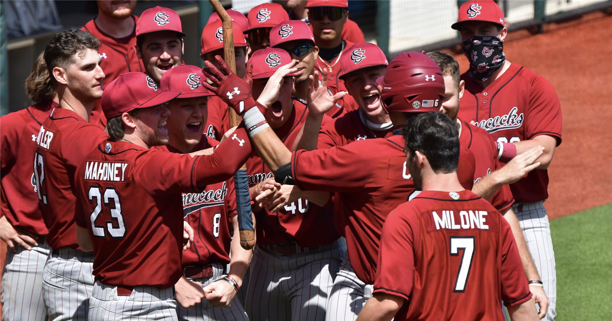 Gamecocks power past Georgia to even series