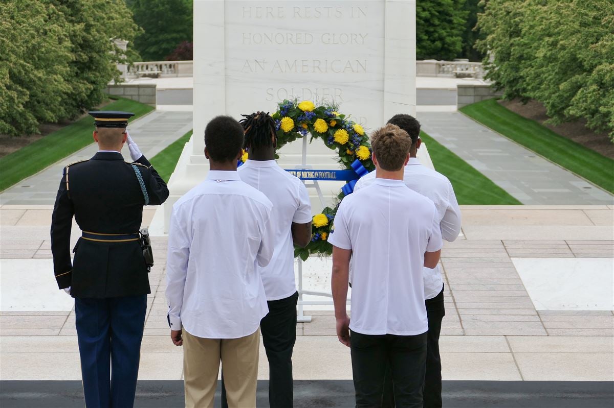 PHOTOS: Michigan football lays wreath at Tomb of the Unknown Soldier