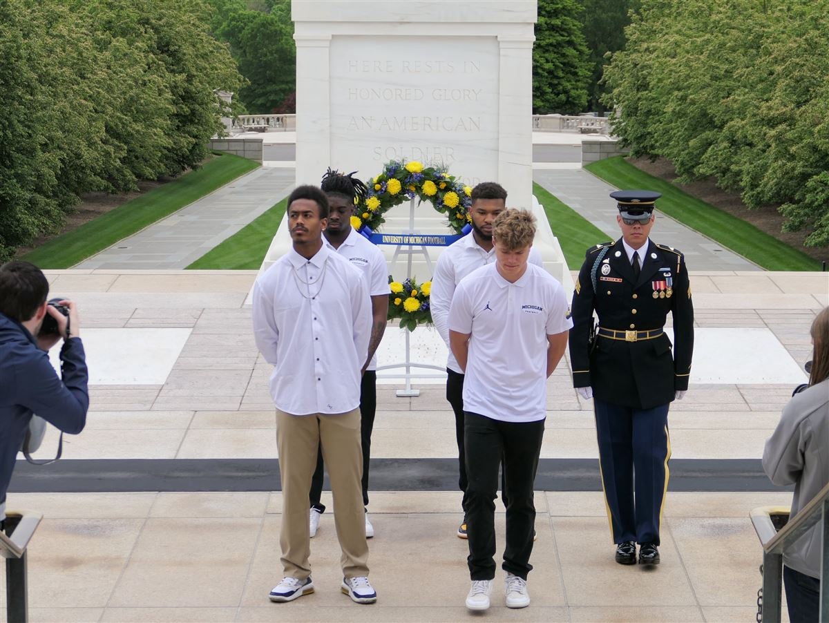 PHOTOS: Michigan football lays wreath at Tomb of the Unknown Soldier