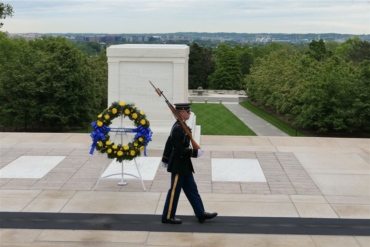 PHOTOS: Michigan football lays wreath at Tomb of the Unknown Soldier