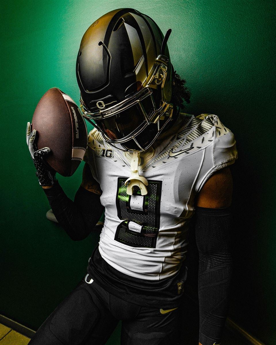 No. 1 Oregon announces uniforms for matchup against Wisconsin