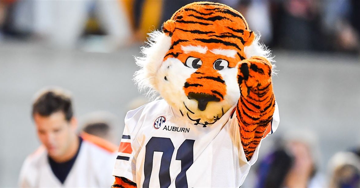 Auburn to unveil statue of Aubie at student center