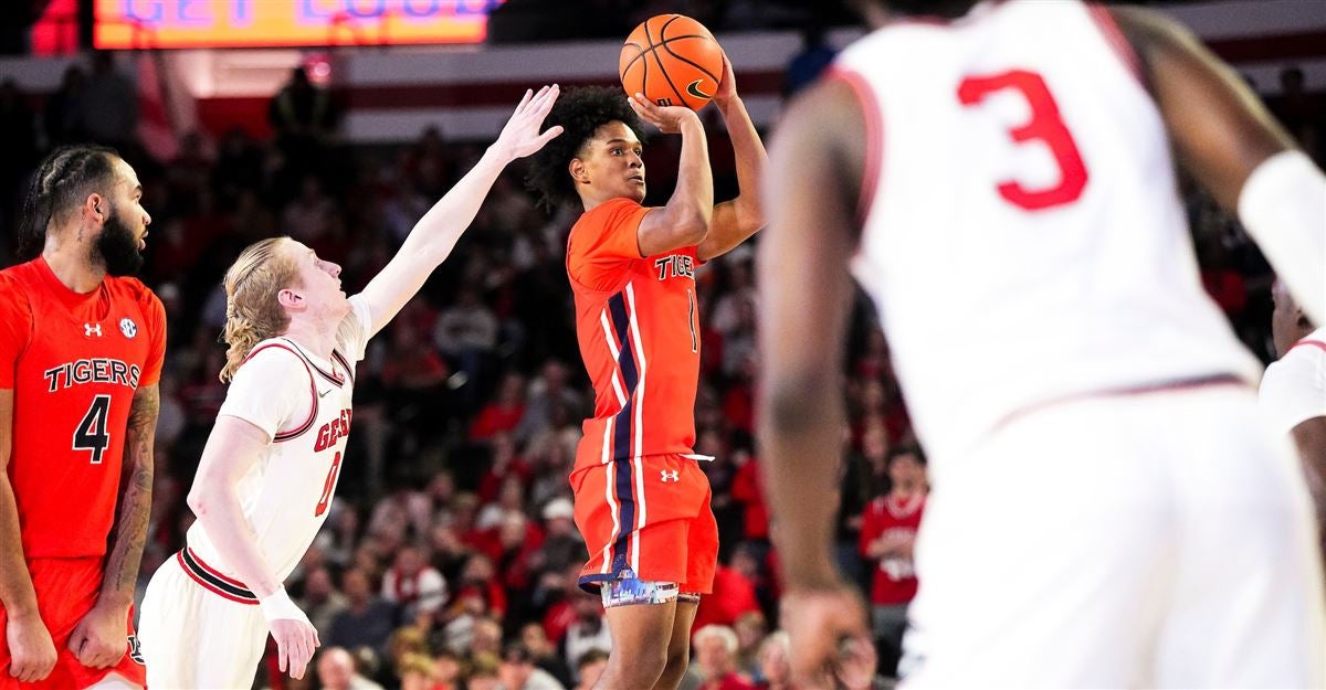 Aden Holloway blasts through shooting struggles with 5 triples at Georgia