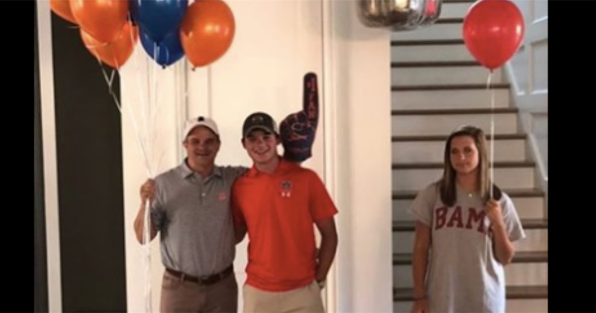 Photo: Twins go viral after choosing Alabama, Auburn for college