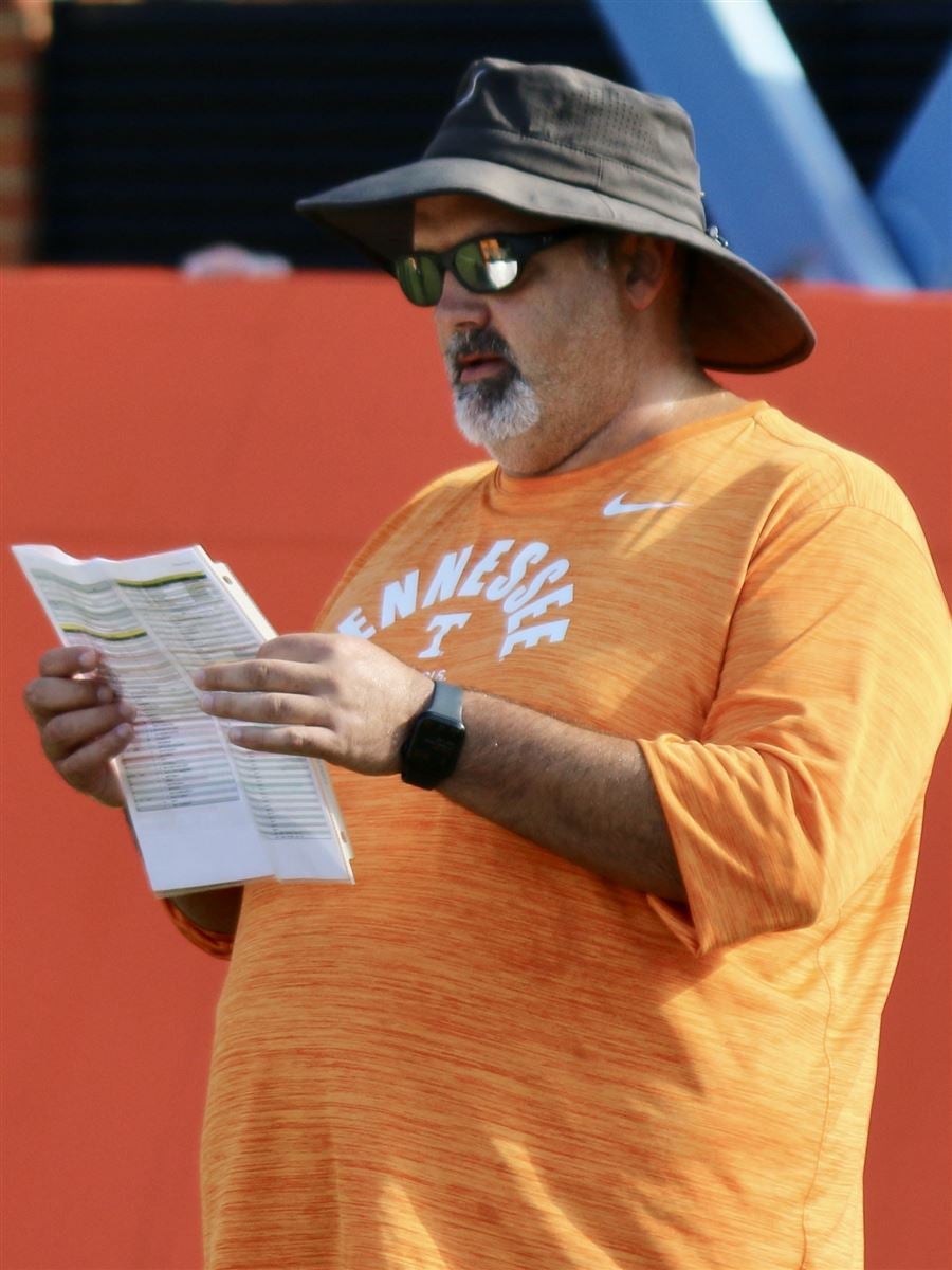 Glen Elarbee breaks down Tennessee’s offensive line after four camp ...