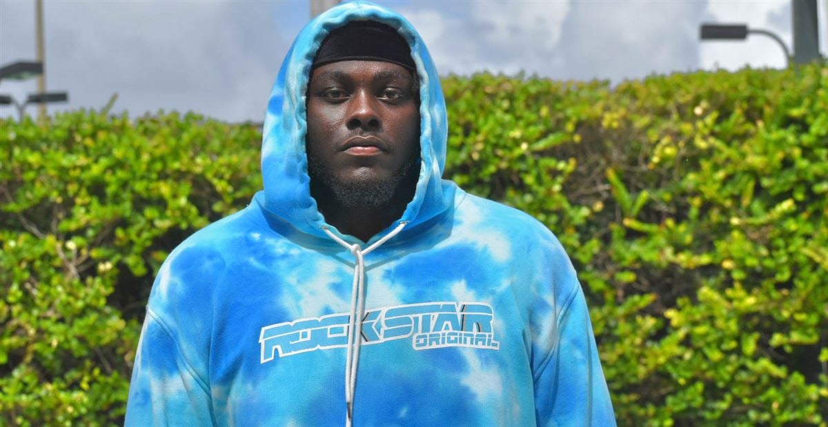 Top-ranked JUCO OL Markel Bell commits to Miami over SEC options