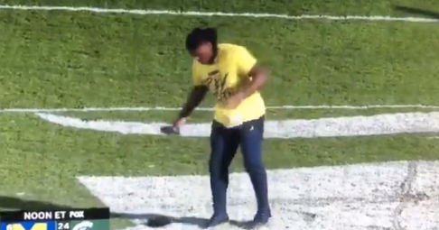 Michigan LB Devin Bush kicks midfield logo at Michigan State