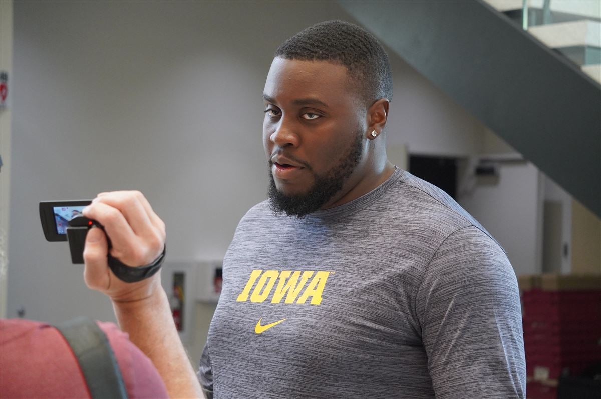 Iowa offensive lineman Daijon Parker adjusting to Big Ten, sees growth ...