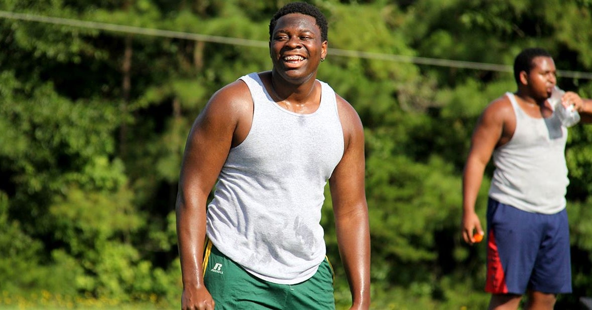 Four-star DE Eli Hall maps out recruitment