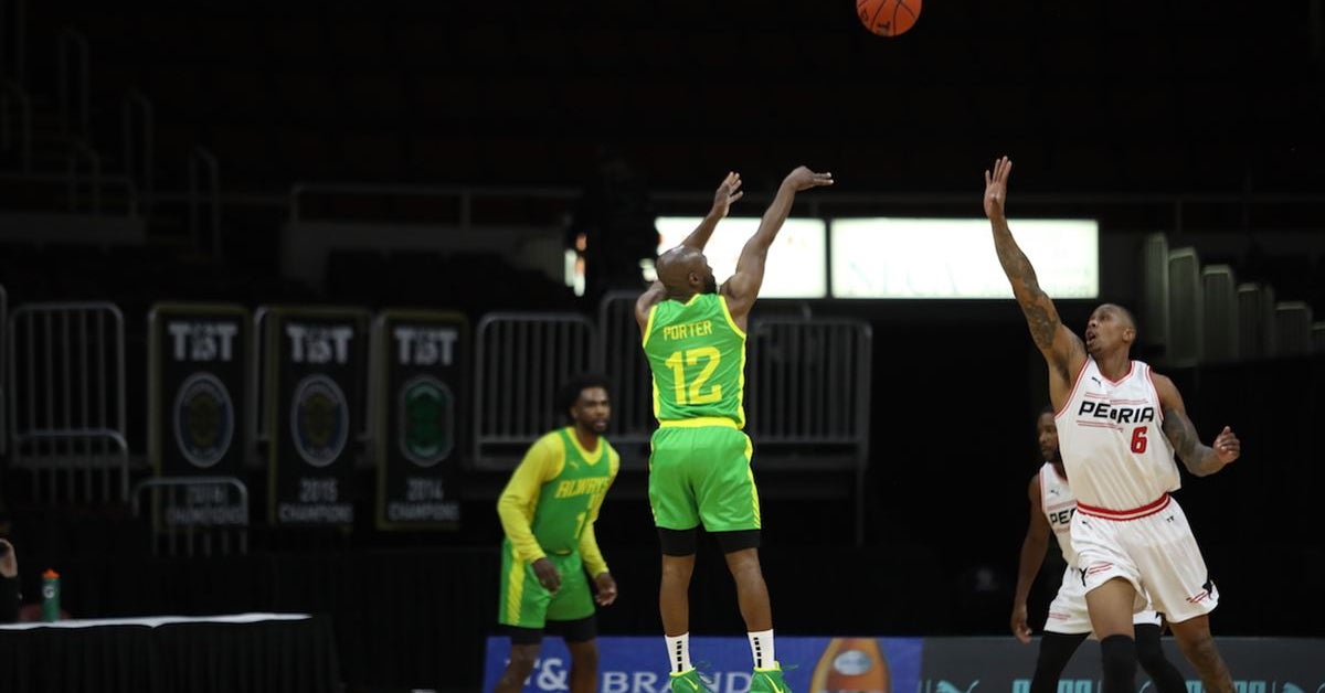 Dwayne Benjamin slams Oregon alumni to victory in TBT debut