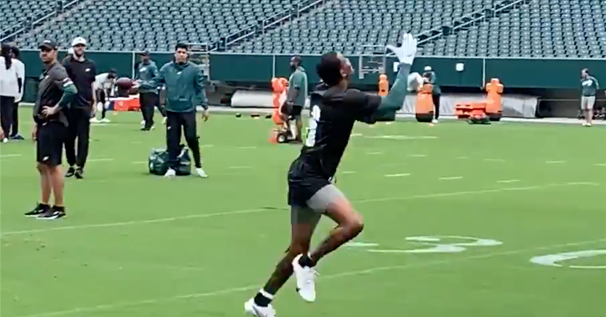Watch: DeVonta Smith makes one-handed catch look easy