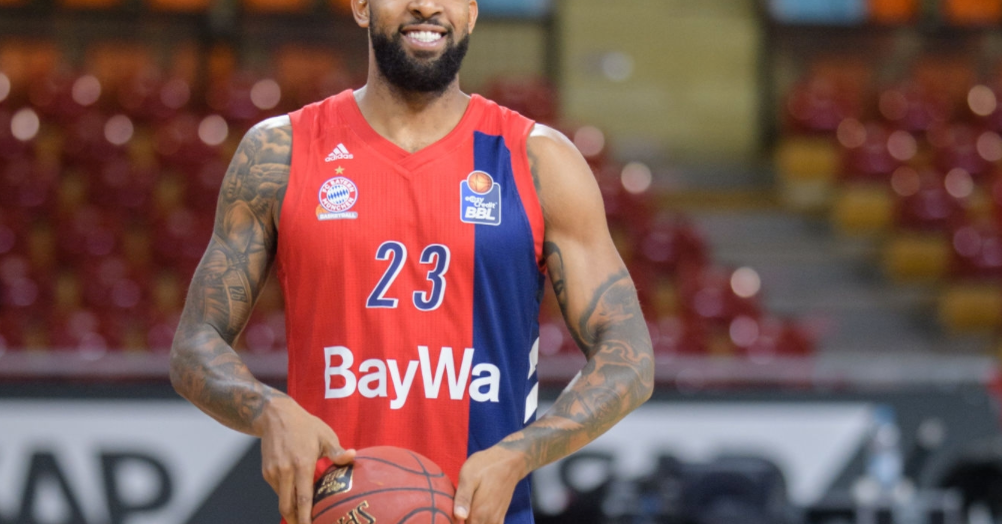 Williams signs with Spanish club Valencia