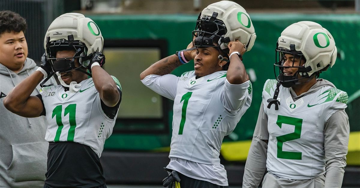 Oregon WRs Dakorien Moore and Evan Stewart participate in open CFP practice