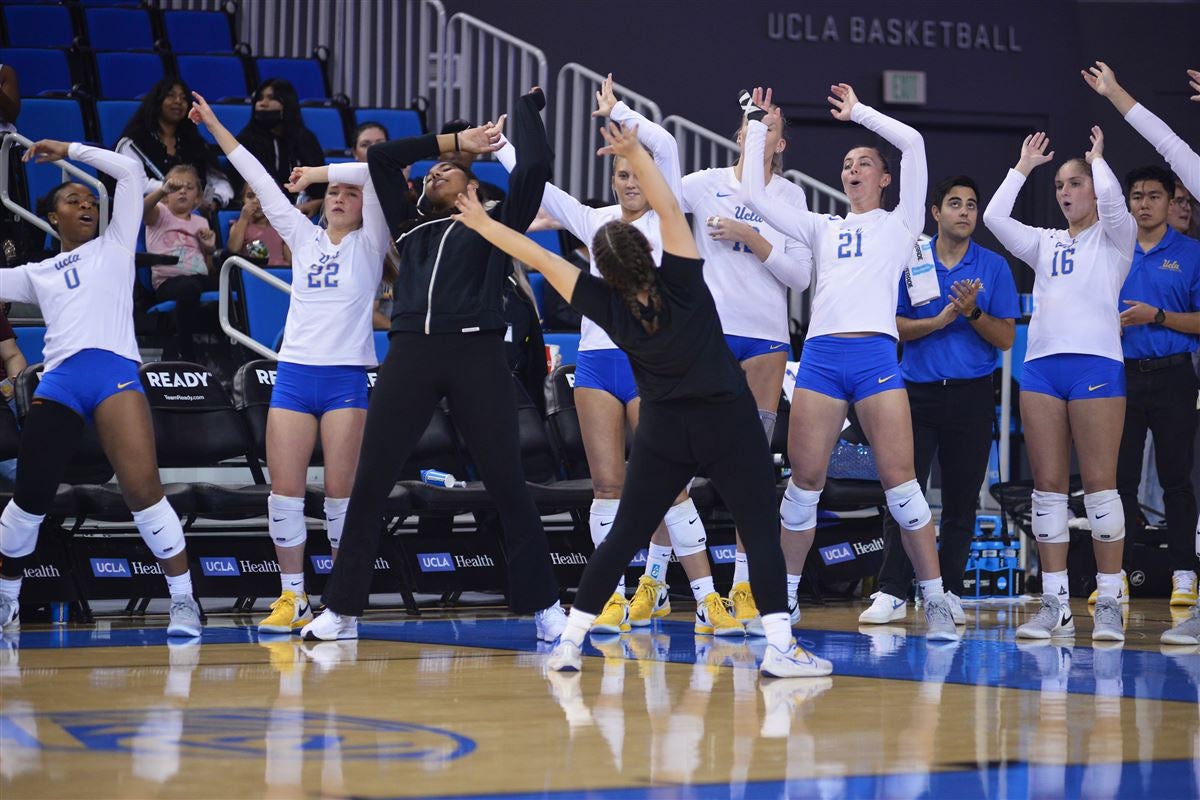 Photo Gallery: Women's Volleyball sweeps Arizona 3-0