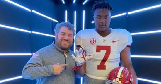 Soon-to-be freshman DL Jahkeem Stewart impresses UA staff, earns offer