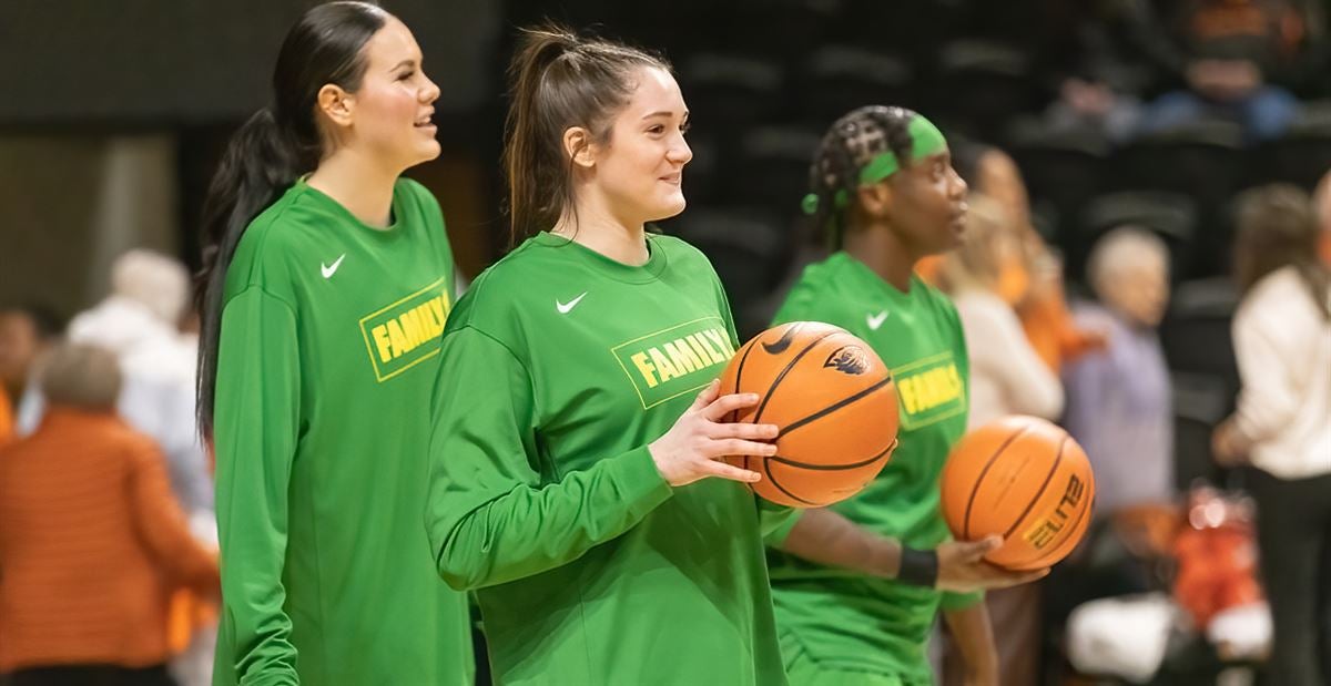 Grace VanSlooten earns her fourth Pac-12 Freshman of the Week honor