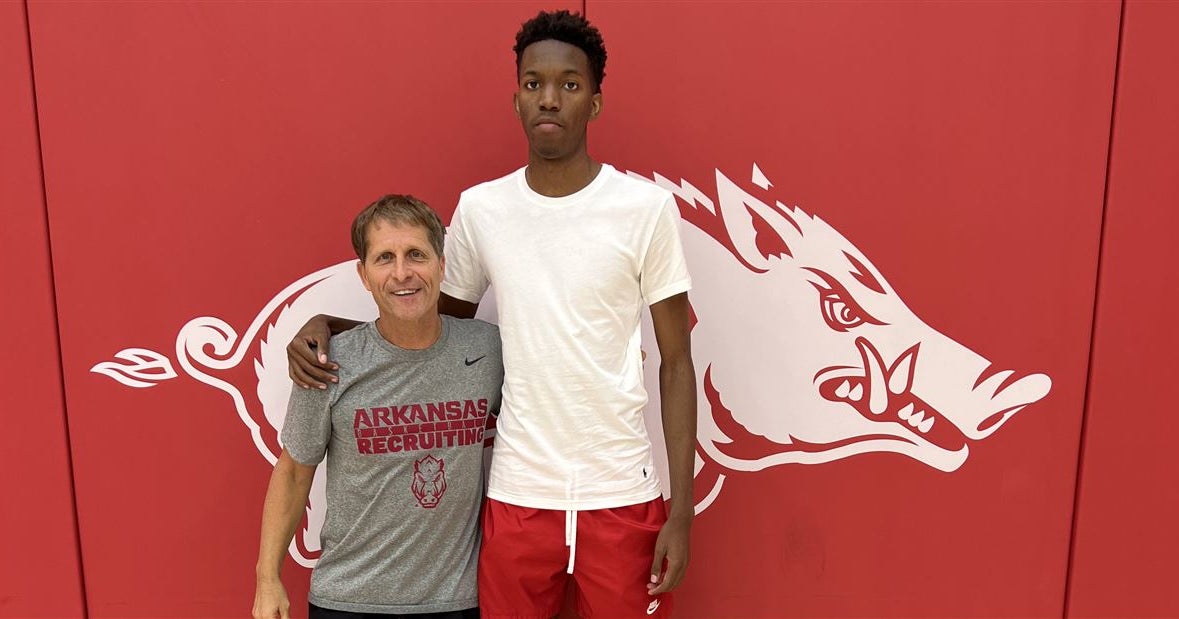 Four-star Dallas Thomas enjoys 'awesome' return visit to Arkansas