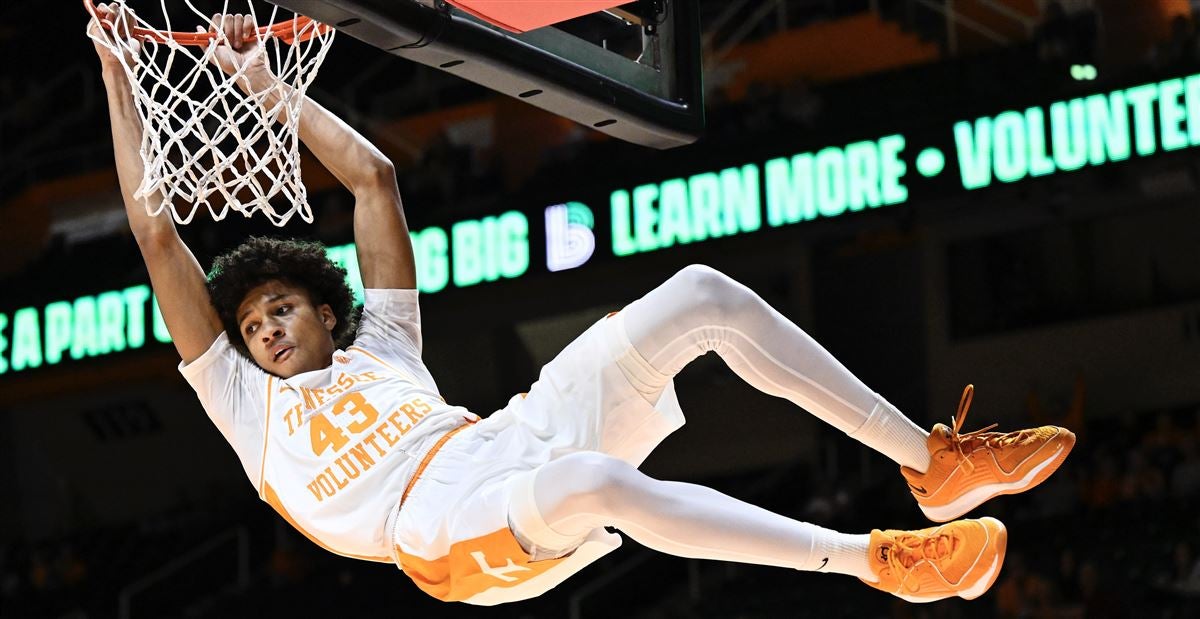 Carr swallowing pride, embracing different role as Tennessee freshman