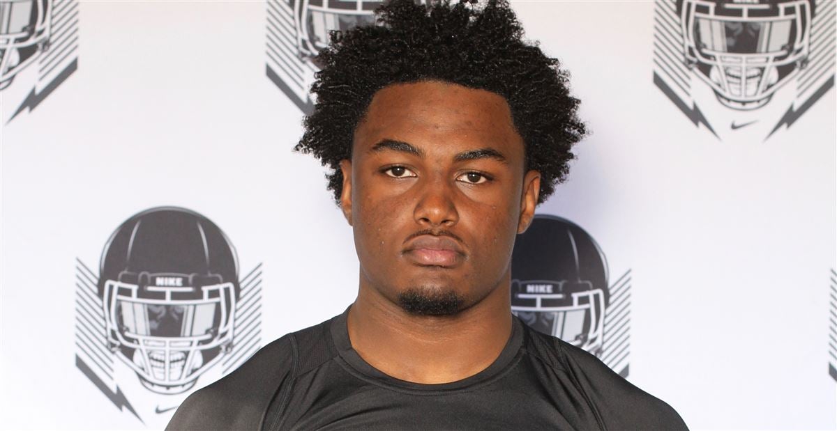 Florida edge rusher D'Sean Perry sets UVA official visit