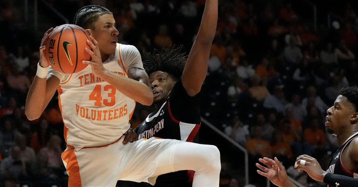 Tennessee basketball guard Cameron Carr to miss several weeks with injury