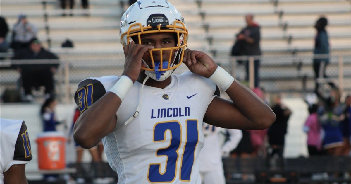 Three-star defensive lineman from Ohio plans Iowa official visit