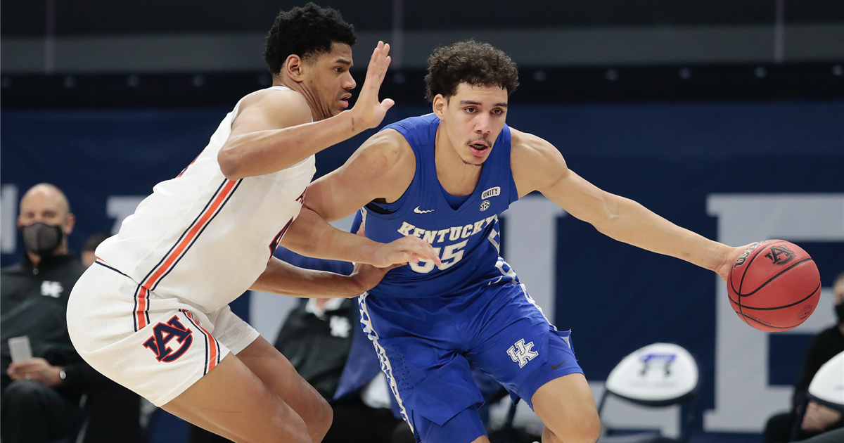 Lance Ware indicates he'll return to Kentucky next season