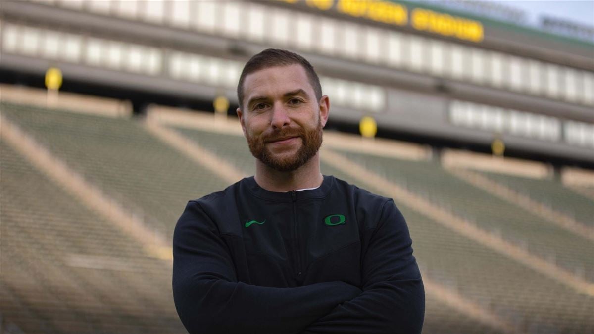 Oregon officially announces Co-DC Matt Powledge joins staff