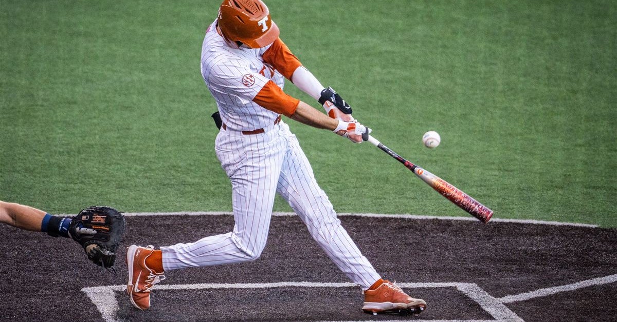 No. 5 Texas baseball comes from behind, defeats No. 3 Georgia 7-4 to ...
