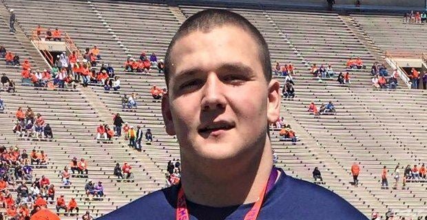 Manos commits to Carolina