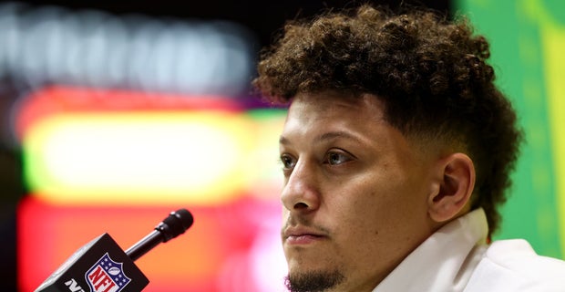 WATCH: 'Reporter' asks Patrick Mahomes who his favorite referee is ...