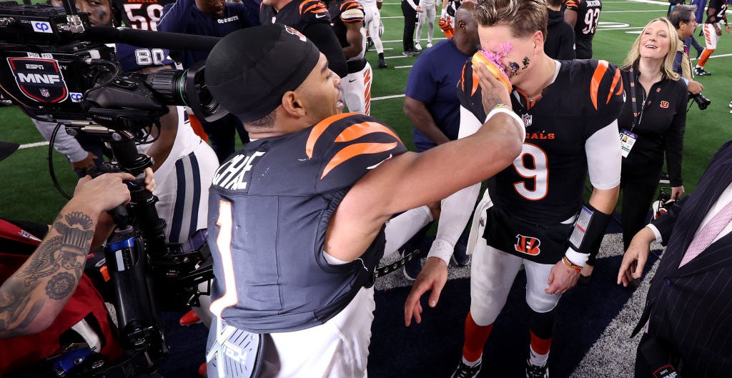 Joe Burrow, Ja'Marr Chase pie each other with 'The Simpsons' donuts ...