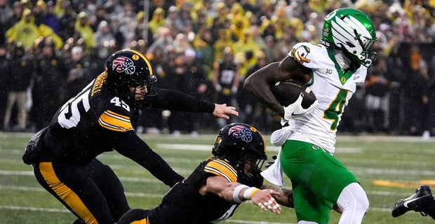 Recapping Oregon's snap counts and PFF grades from the road win over Iowa