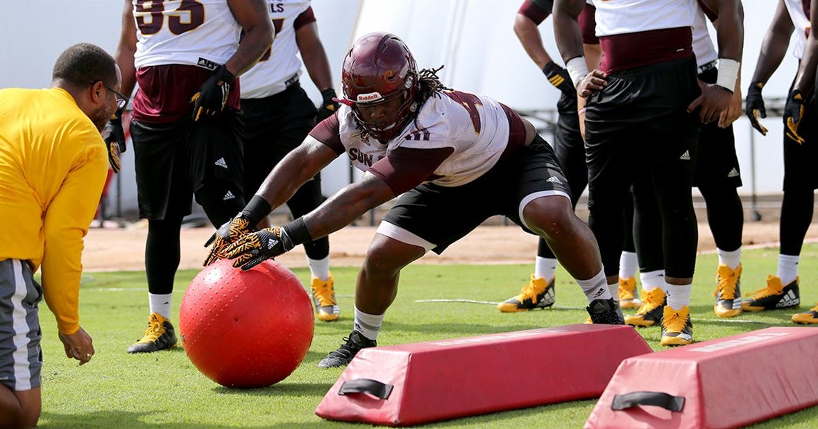 Navigating competition, Lea shows versatility at defensive end